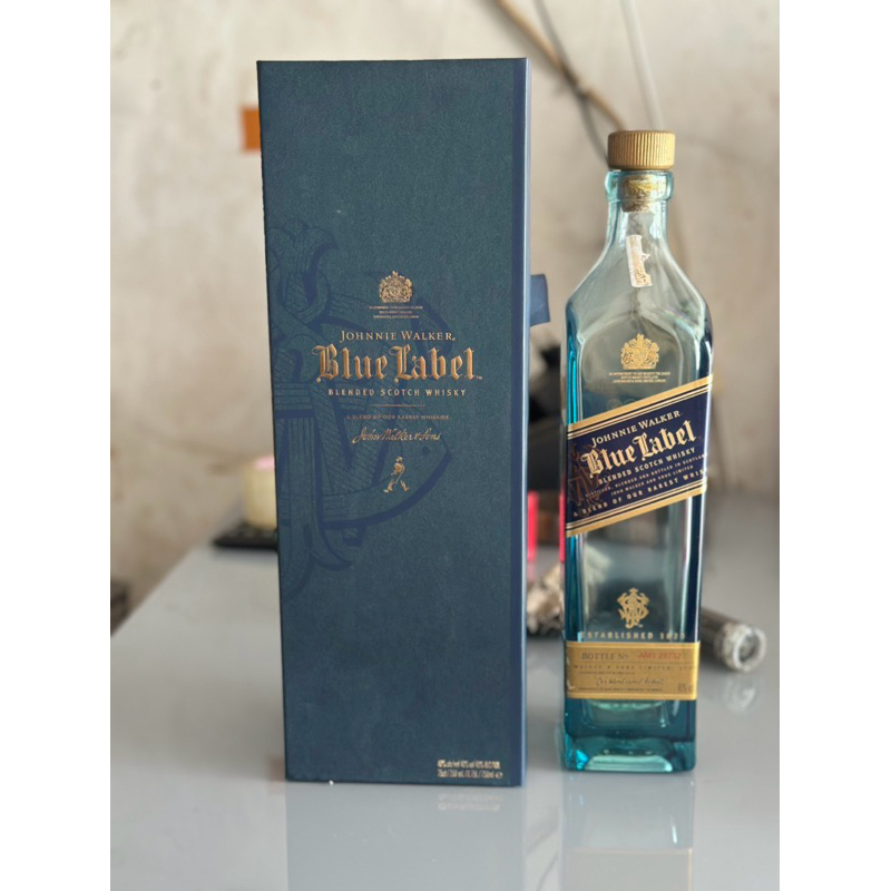 Jual botol whiskey bekas blu label isi kosong lengkap dengan box untuk pajangan | Shopee Indonesia