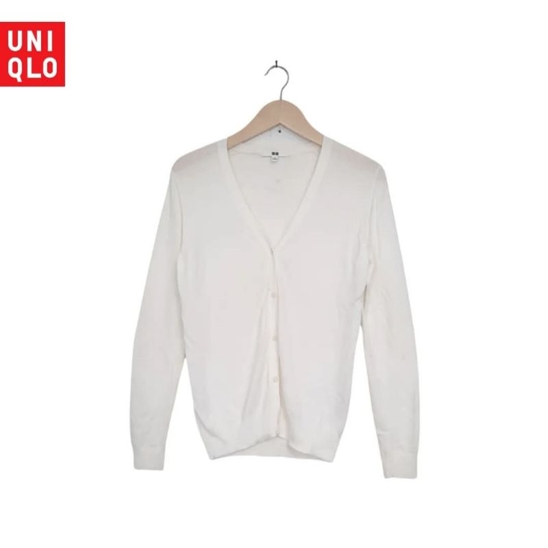 Jual Cardigan Basic V-Neck Uniqlo Putih (KODE : B56 -27 ) | Shopee ...