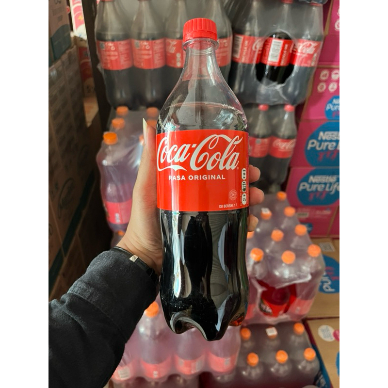 Jual PROMO!! MINUMAN SODA KARBONASI 1 LITER COCA COLA 1 BOTOL | Shopee ...