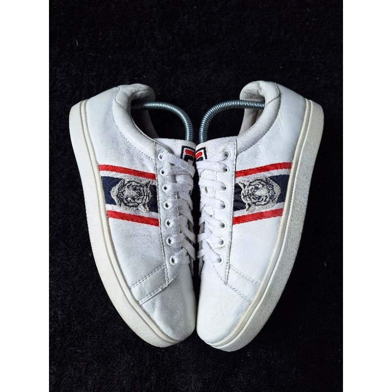 Jual Sepatu Sneakers Putih dengan Lengan Pendek dan Kancing | Shopee ...