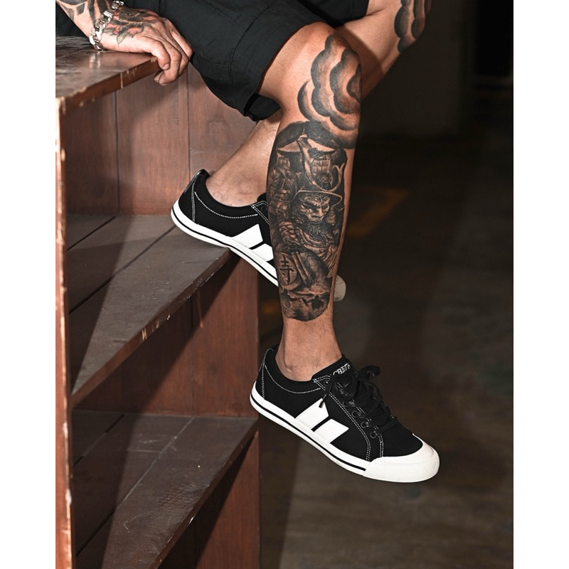 Jual Macbeth Eliot Black White Special edition 2024 ORIGINAL | Shopee ...