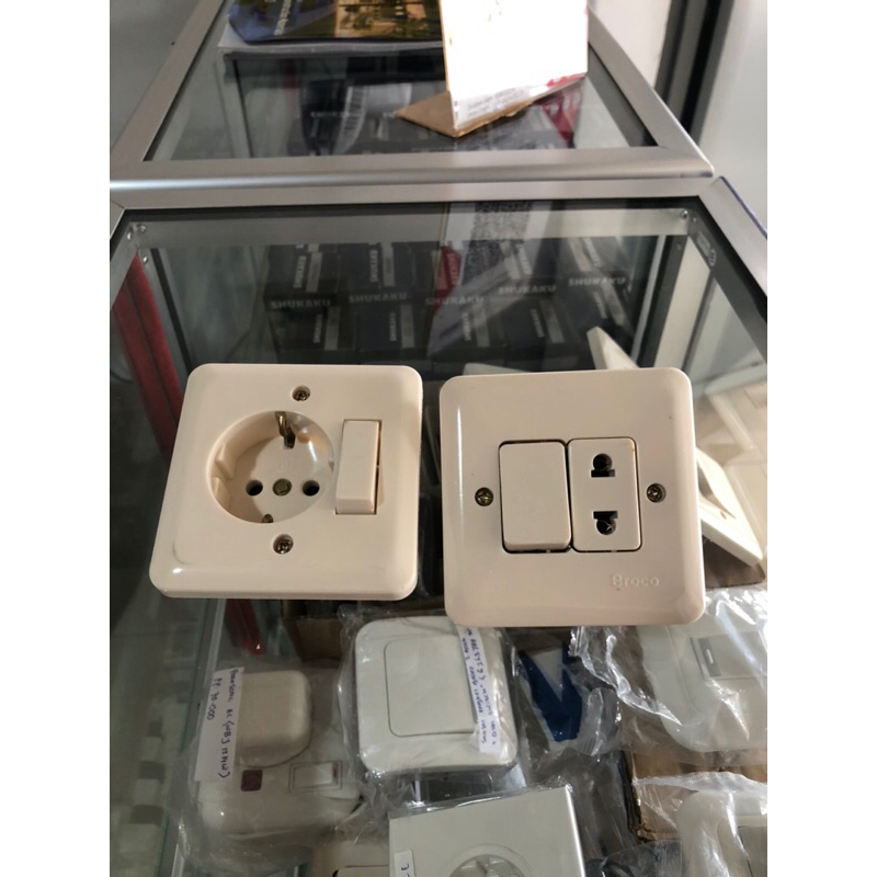 Jual BROCO Stop Kontak Kombinasi + Saklar Inbow | Shopee Indonesia