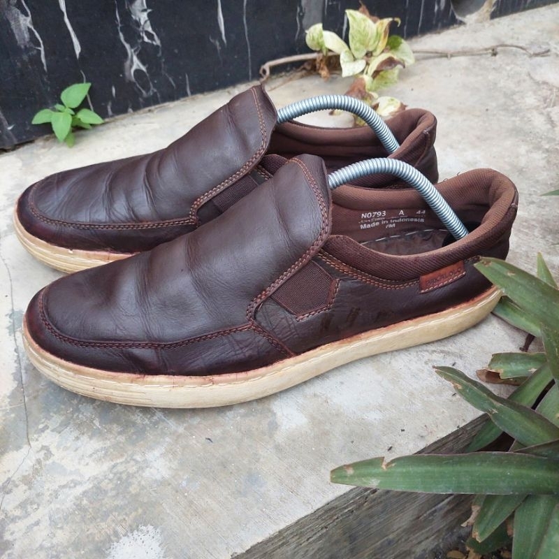 Jual sepatu sneakers kulit second merk pakalolo size 44(29cm) | Shopee ...
