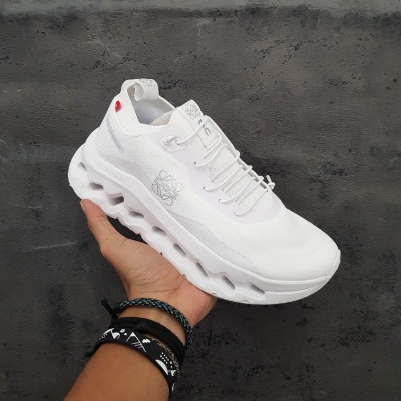 Jual Sepatu Loewe x On Running Cloudtilt White | Shopee Indonesia