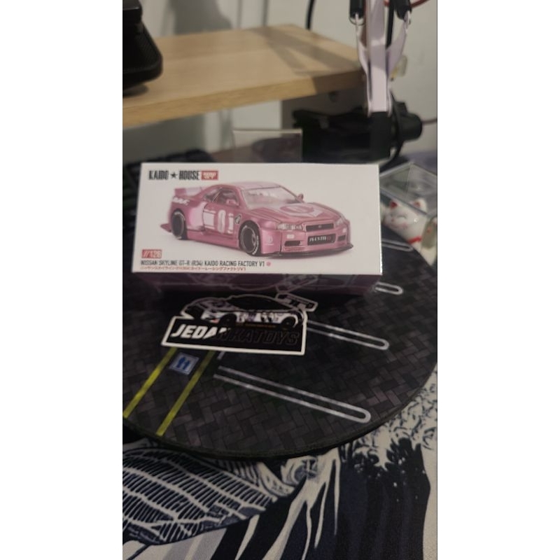 Jual Mini GT Kaido House Nissan Skyline GT-R R34 PINK Kaido Racing ...