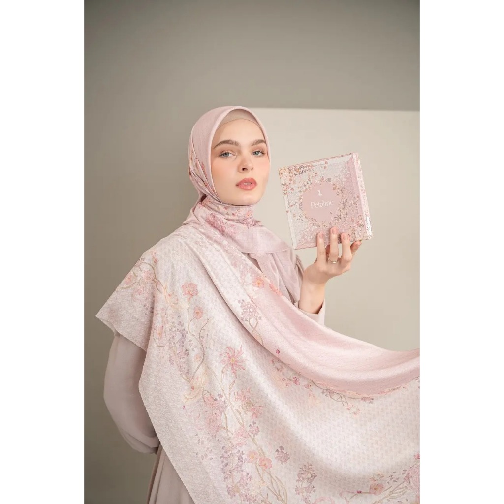 Jual Heylocal's Petaline Scarf | Hijab Segi Empat Printed Vinest Voal | Shopee Indonesia