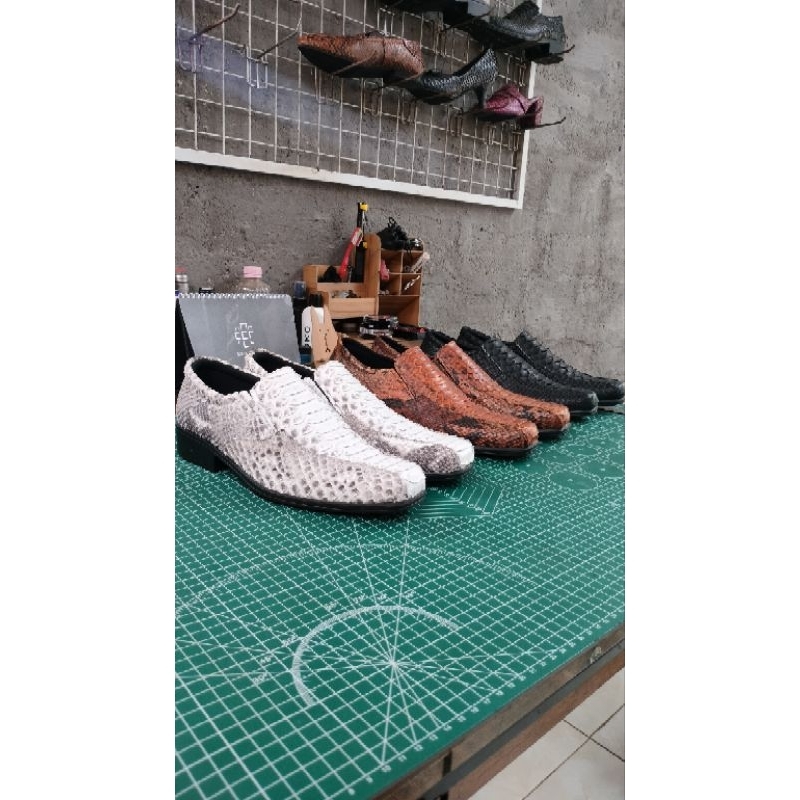 Jual Sepatu Kantor Kulit Ular Asli Over size dan Custom Warna PREORDER ...