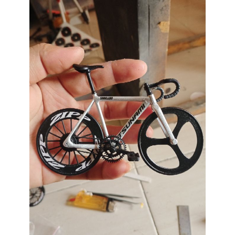 Jual miniatur fixie TSUNAMI SNM 100 (velg depan 3 spoke) | Shopee Indonesia