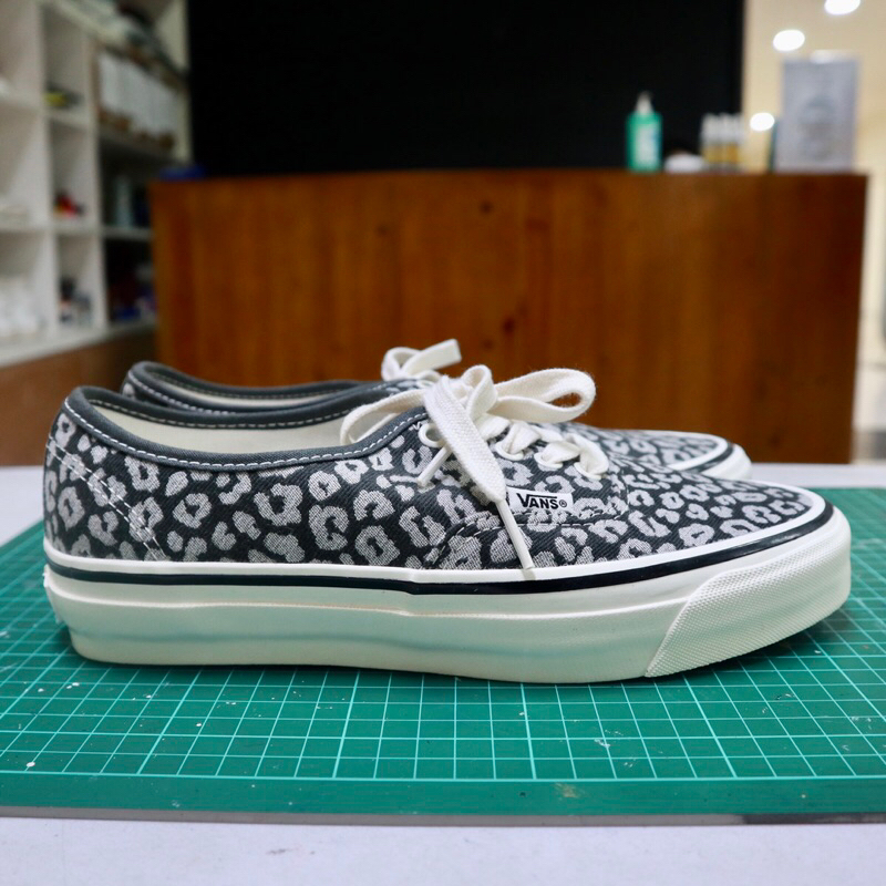 Jual Sepatu Sneakers Vans Aunthentic Reissue 44 Cheetah Grey ...
