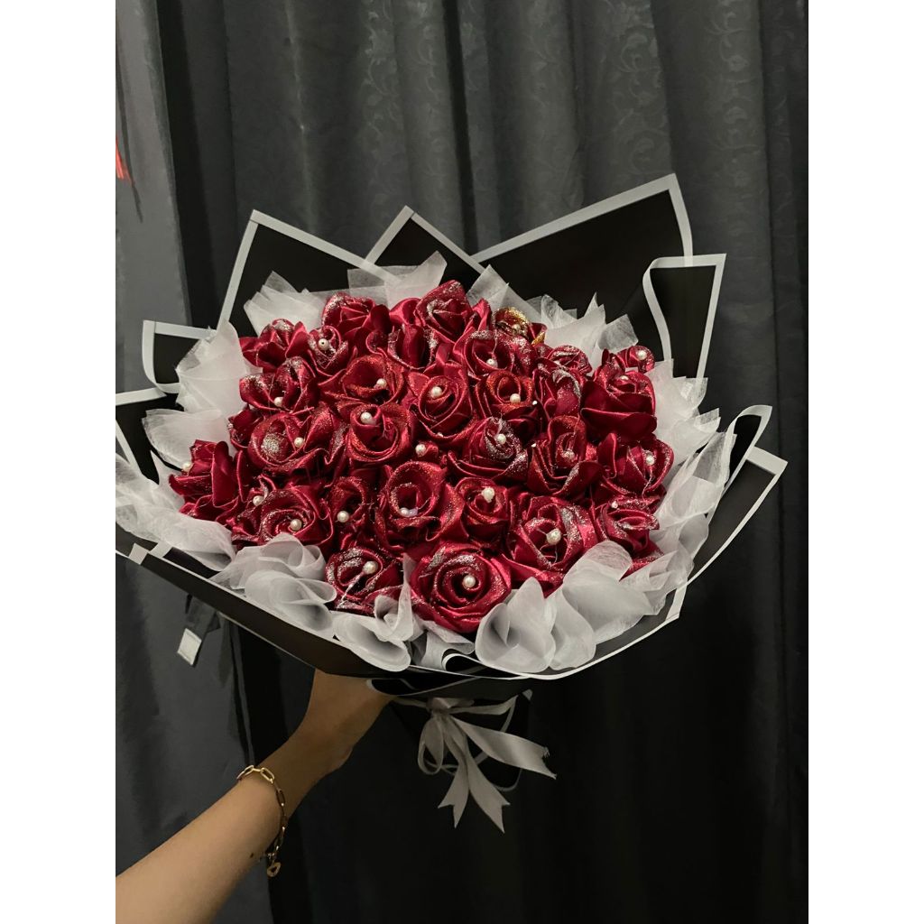 Jual Ready Buket Bunga Mawar Satin Bucket Mawar Satin Gliter Bouquet ...