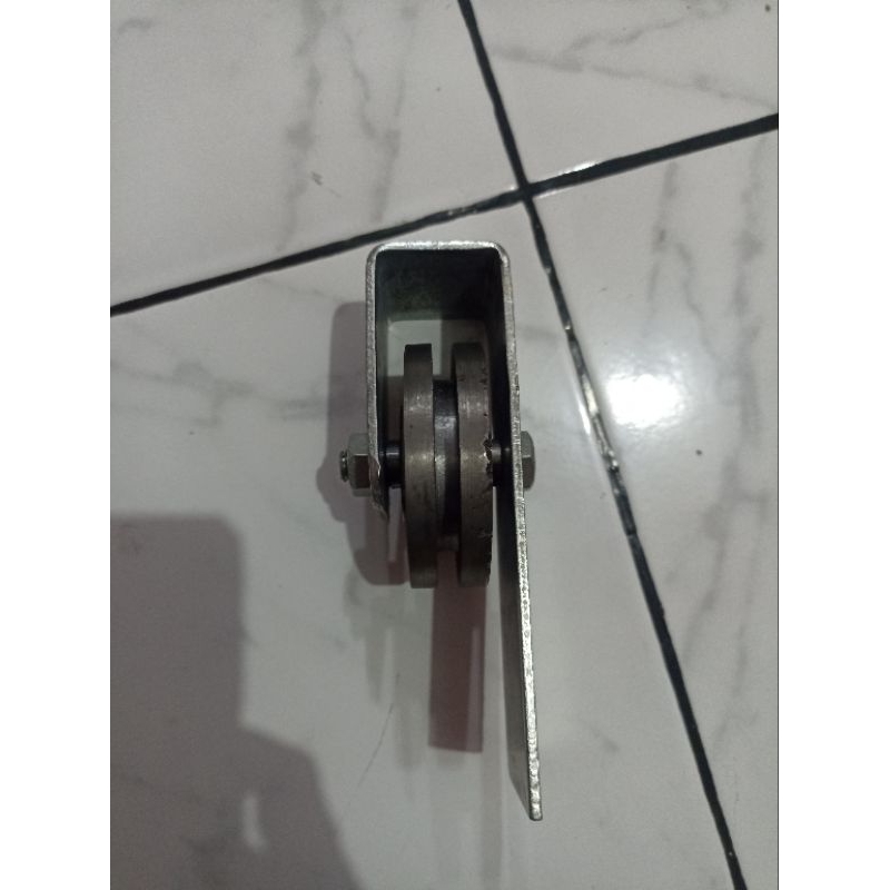 Jual roda gantung roda besi pagar pintu gantung atas roda besi cor 7cm ...