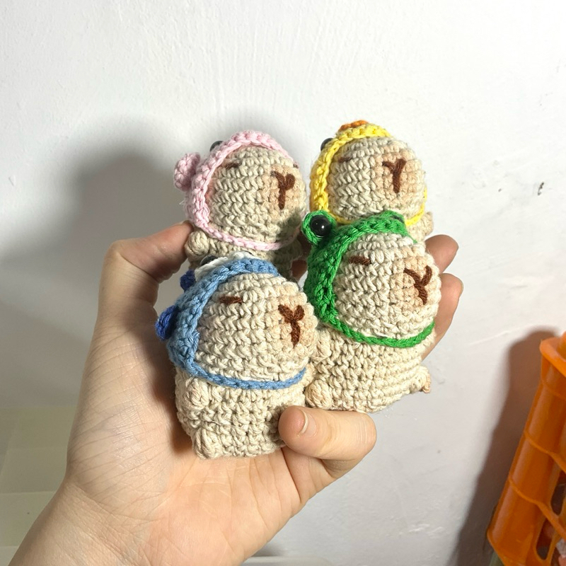 Jual gantungan kunci capybara pakai topi crochet amigurumi rajut ...