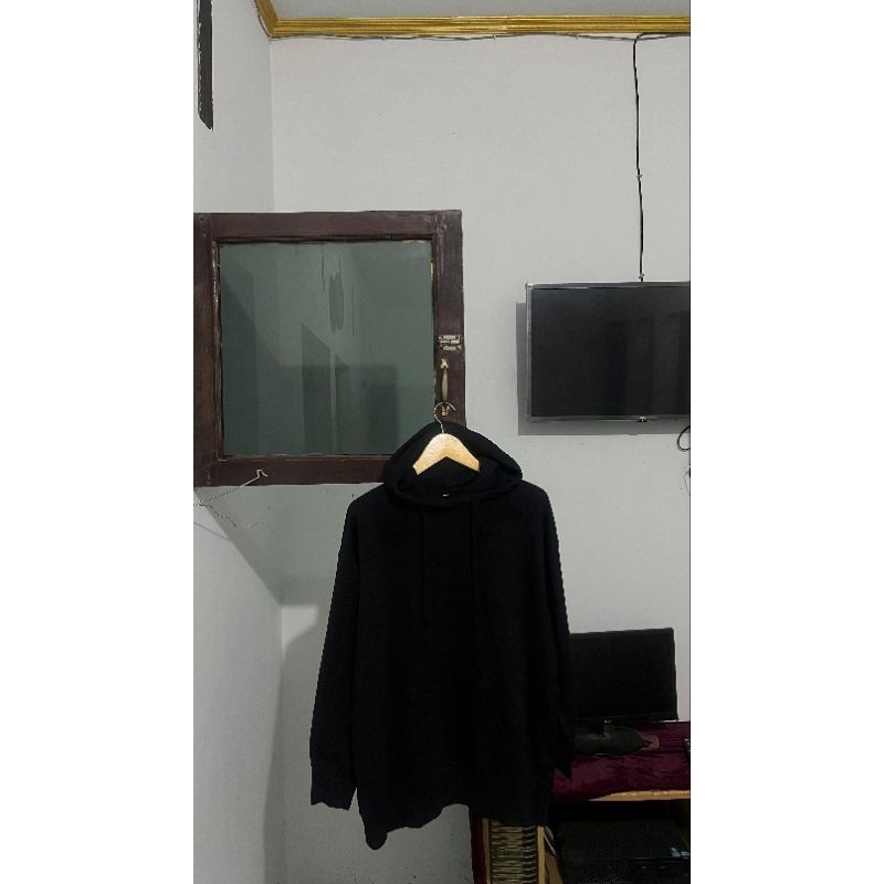 Jual Hoodie hitam polosan by Uniqlo | Shopee Indonesia