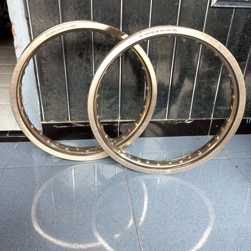 Jual velg TK JAPAN warna titanium ukuran 215 & 185 ring17 | Shopee ...