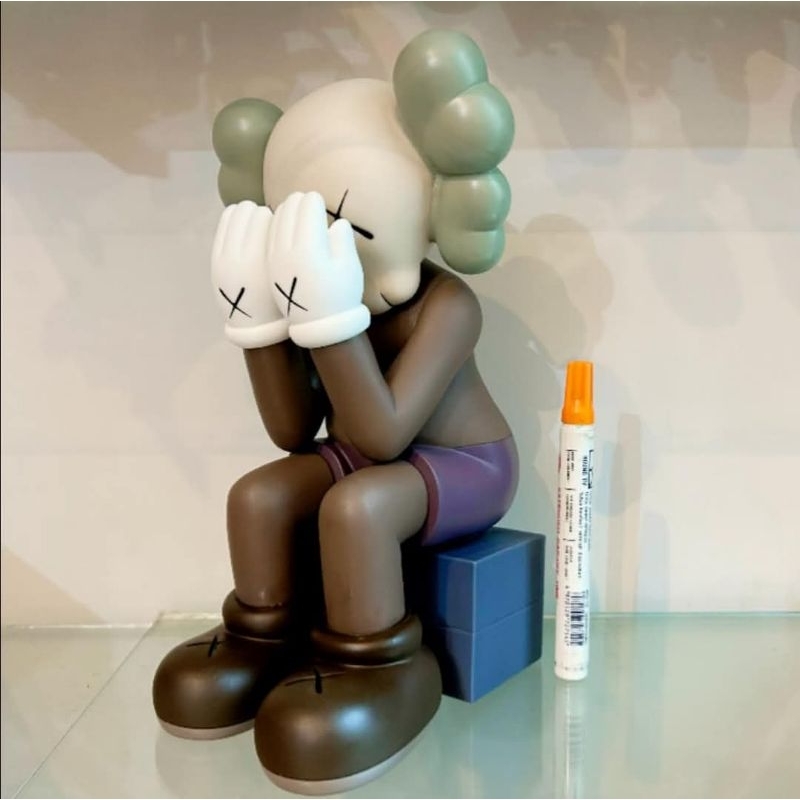 Jual mainan action figure kaws sitting brownbrown kaws duduk boxtinggi ...