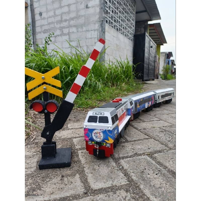 Jual Lokomotif CC206 versi hype trip +2gerbong+1palangpintu- Miniatur ...