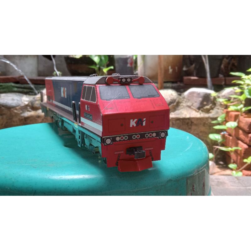 Jual papercraft miniatur lokomotif cc201 (hidung miring )merah biru ...