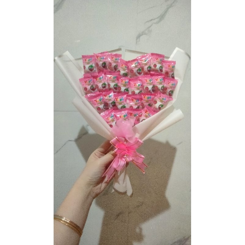 Jual Snack buket / bouquet yupi love strawberry snack hadiah hampers ...