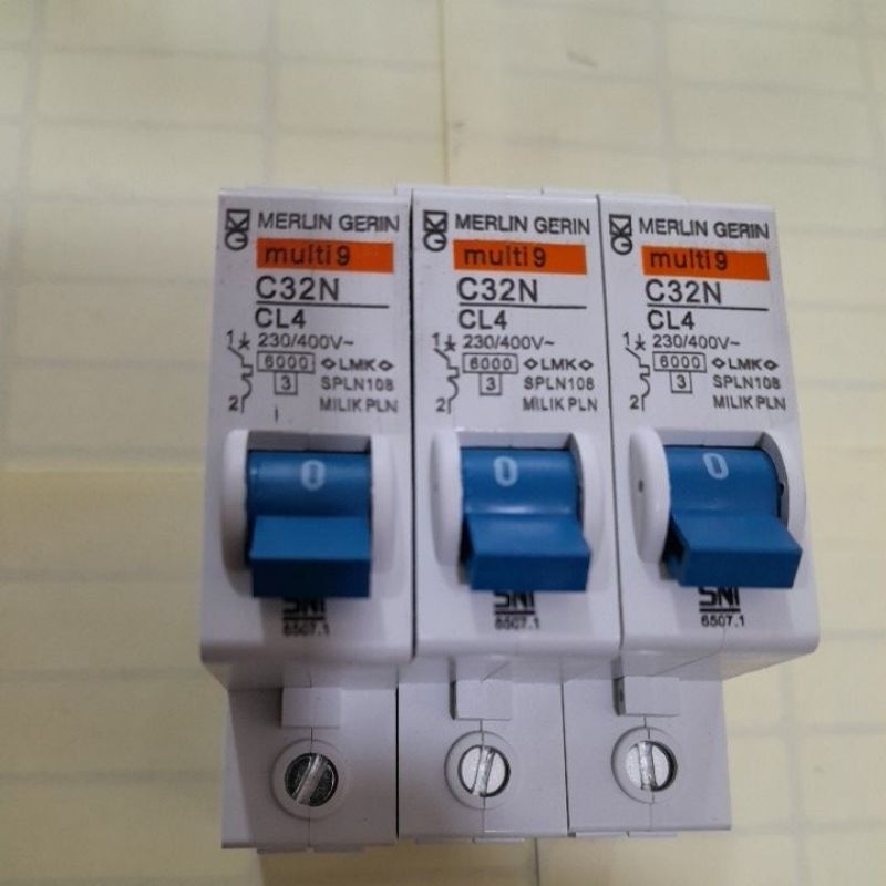 Jual MCB/termis merlin gerin biru 4A | Shopee Indonesia