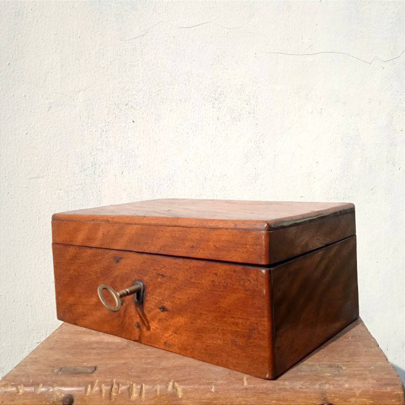 Jual Antik Kotak Uang Cash Box Peranakan Kayu Doreng Trembalo Kuno ...