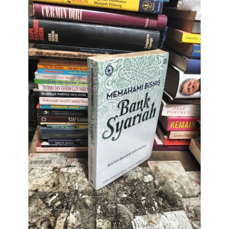 Jual MEMAHAMI BISNIS BANK SYARIAH by Ikatan Bankir Indonesia | Shopee ...