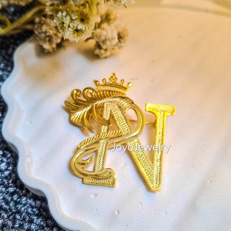 Jual Bros huruf inisial ukiran motif mahkota mewah elegan anti luntur ...