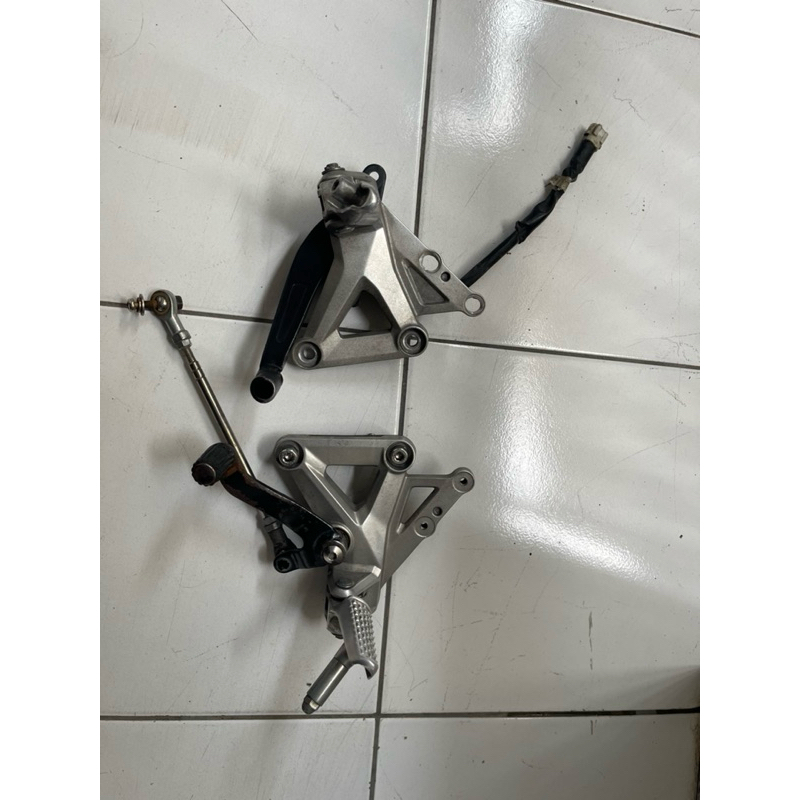 Jual step cbr 250 pnp vixion R15 Mt15 xsr set braket | Shopee Indonesia