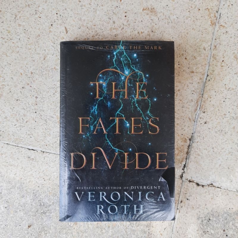 Jual Veronica Roth-The Fates Divide (original) | Shopee Indonesia