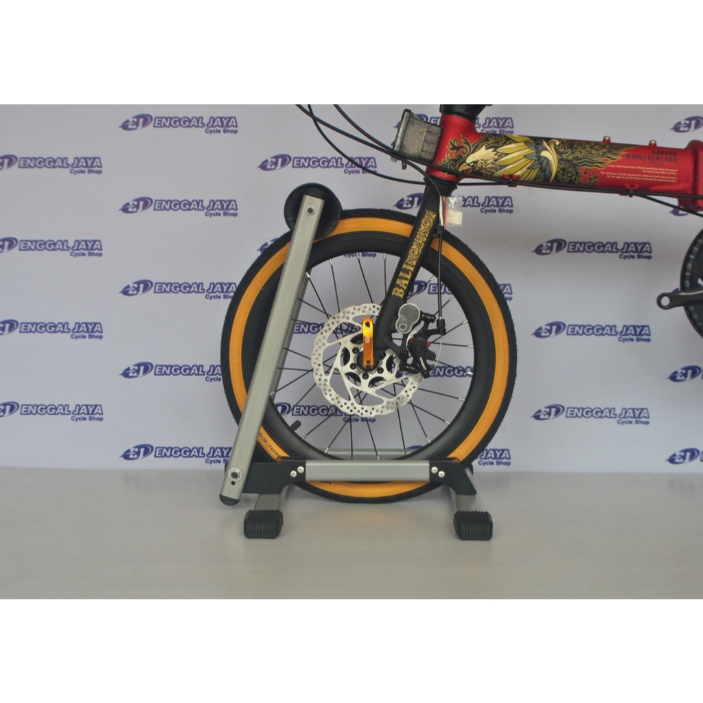 Jual Kickstand Bike Stand Display Sepeda Strummer TAIWAN Kuat K-084 ...