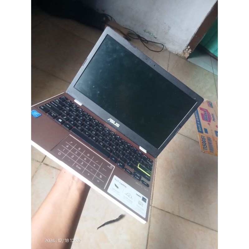 Jual laptop Asus e210m tahun 2020 | Shopee Indonesia