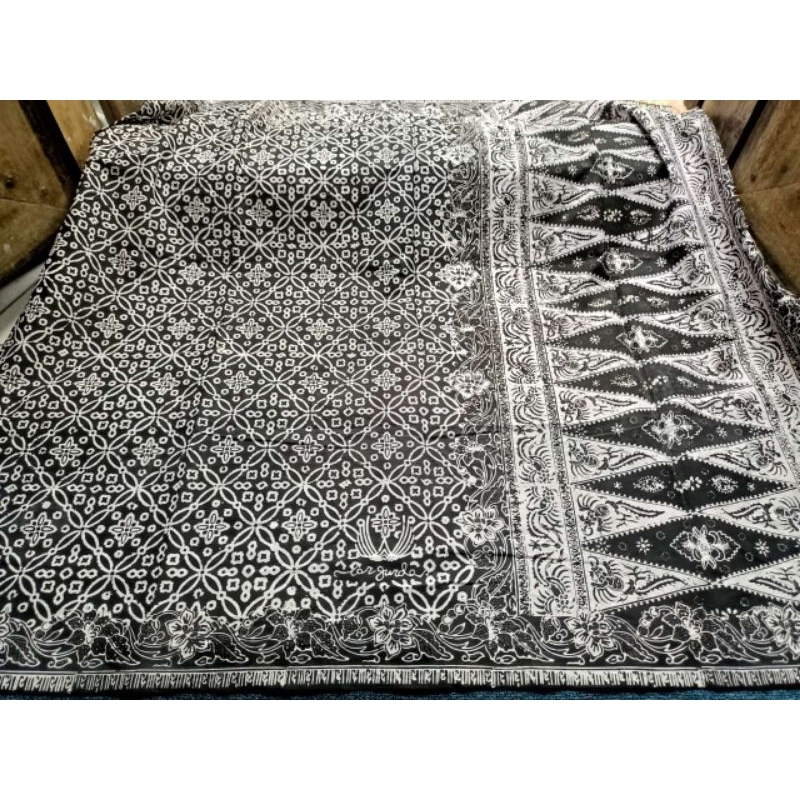 Jual Sarung Batik Lar Gurda Motif Lurik – Perpaduan Tradisi dan Gaya ...