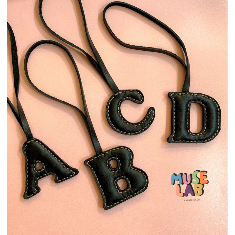 Jual BAG CHARM GANTUNGAN KUNCI DAN TAS ALPHABET HURUF KULIT ASLI MUSE ...