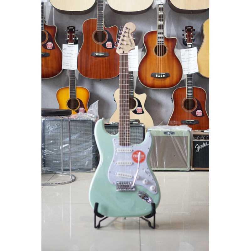 Jual Squier FSR Affinity Series Stratocaster Guitar w/White Pearloid ...