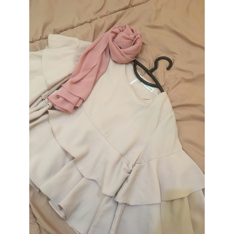 Jual Paket Preloved Blouse Ruffle by Club SOLITAIRE & Pashmina | Shopee ...