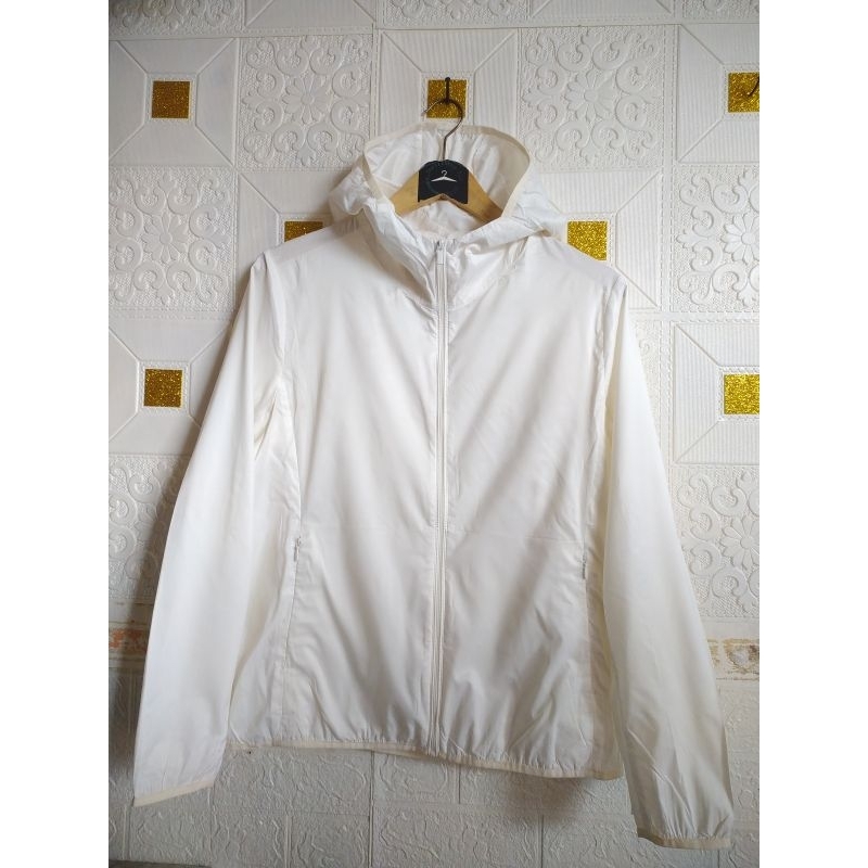 Jual UNIQLo running jacket ptih | Shopee Indonesia