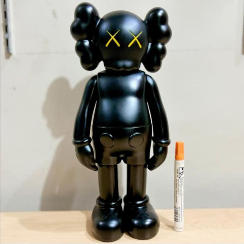 Jual Mainan action figure kaws standing black vinyl figure grey berdiri ...