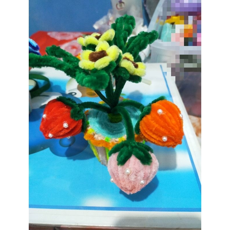 Jual Strawberry flowers in basket / pipe cleaner / kawat bulu bunga ...
