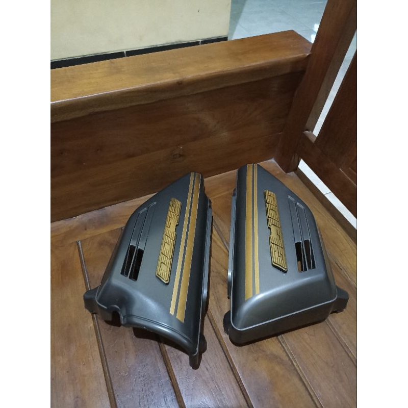 Jual bok aki cover aki tempong aki GL100 warna grey abu motif list gold set emblem kanan kiri ...