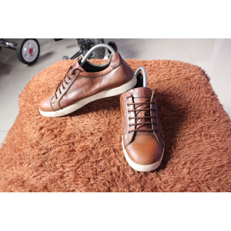 Jual Sepatu sneakers brand london " DAKS" Upper kulit tapak kokoh. Size ...