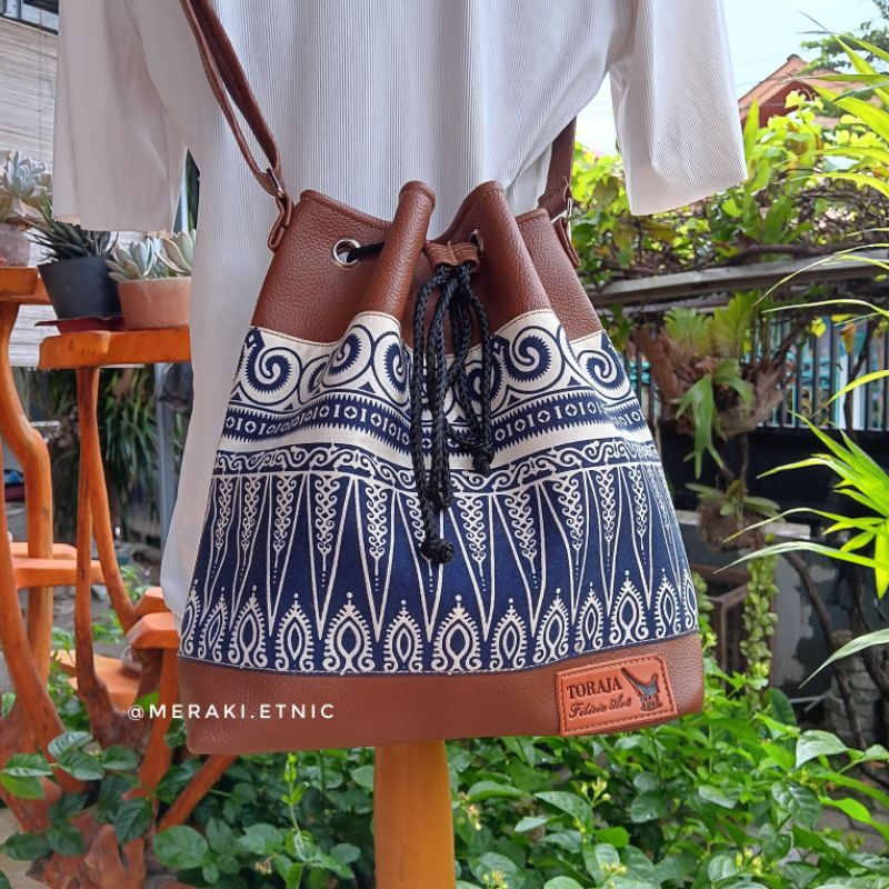 Jual Tas Selempang Serut Toraja Kulit Mix Sarita Batik Toraja | Shopee ...