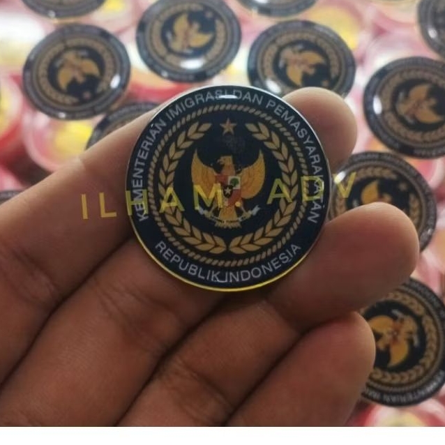 Jual pin kementrian imipas kuningan lapis resin pin kementrian imigrasi ...