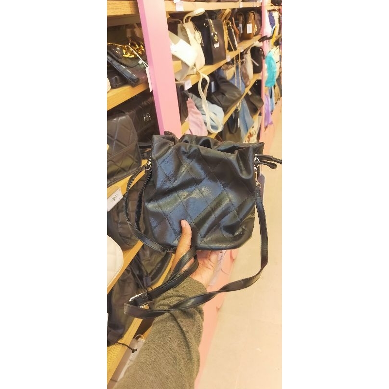 Jual MINISO CLASSIC DIAMOND CROSSBODY BAG 18*13*17CM | Shopee Indonesia