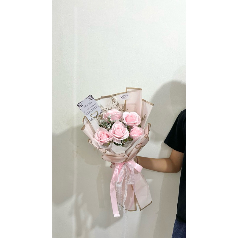 Jual 5 Rose Bouquet + packing kardus | FLORIST BLOOM PEKANBARU | Buket ...