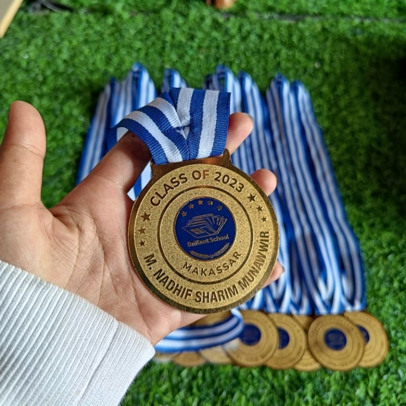 Jual Medali Wisuda Kuningan Custom Satuan, Mendali Kelulusan | Shopee ...