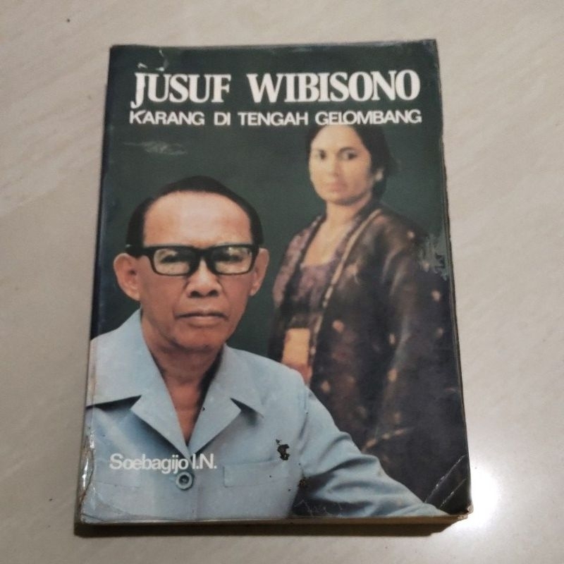Jual BUKU ORI JUSUF WIBISONO KARANG DI TENGAH GELOMBANG PENERBIT GUNUNG AGUNG | Shopee Indonesia