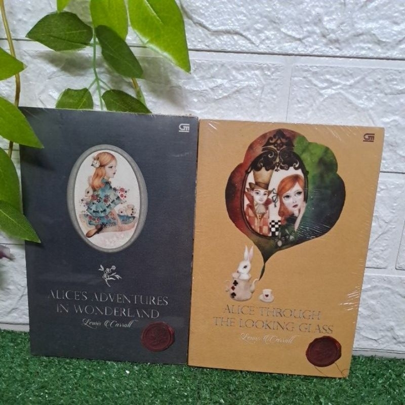 Jual BUKU ALICE ADVENTURES IN WONDERLAND + ALICE THROUGH THE LOOKING GLASS | Shopee Indonesia