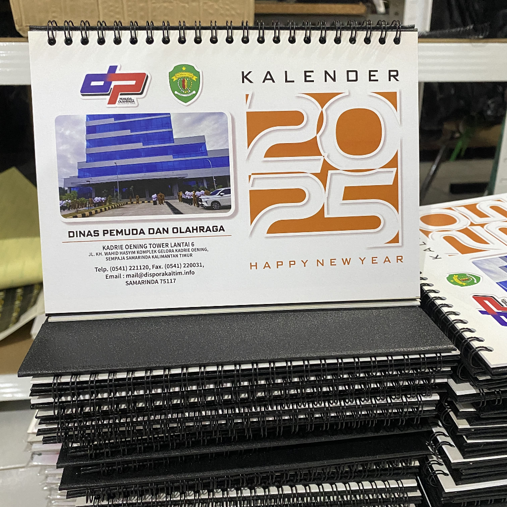 Jual Cetak Kalender Meja 2026 Custom Desain - Penyangga Linen Hitam ...