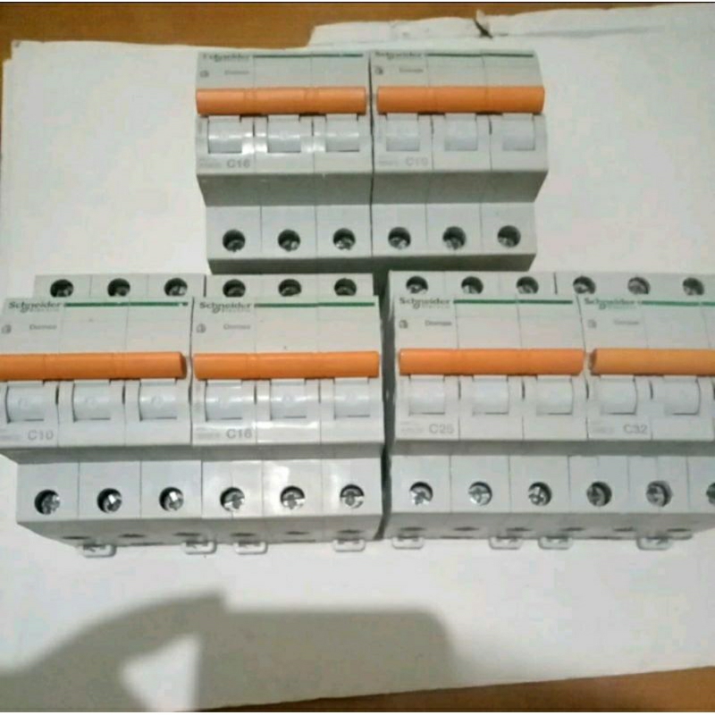 Jual mcb schneider 3p 6a 10a 16a 20a 25a 32a 40a 50a barang bekas ...