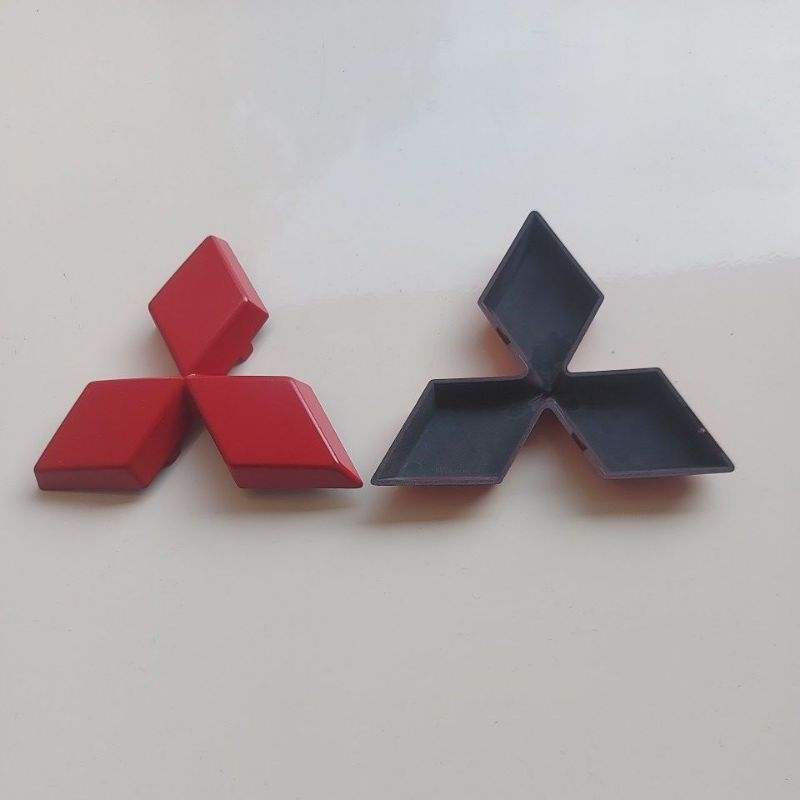 Jual LOGO GRIL DEPAN EXPANDER WARNA MERAH ORIGINIL | Shopee Indonesia