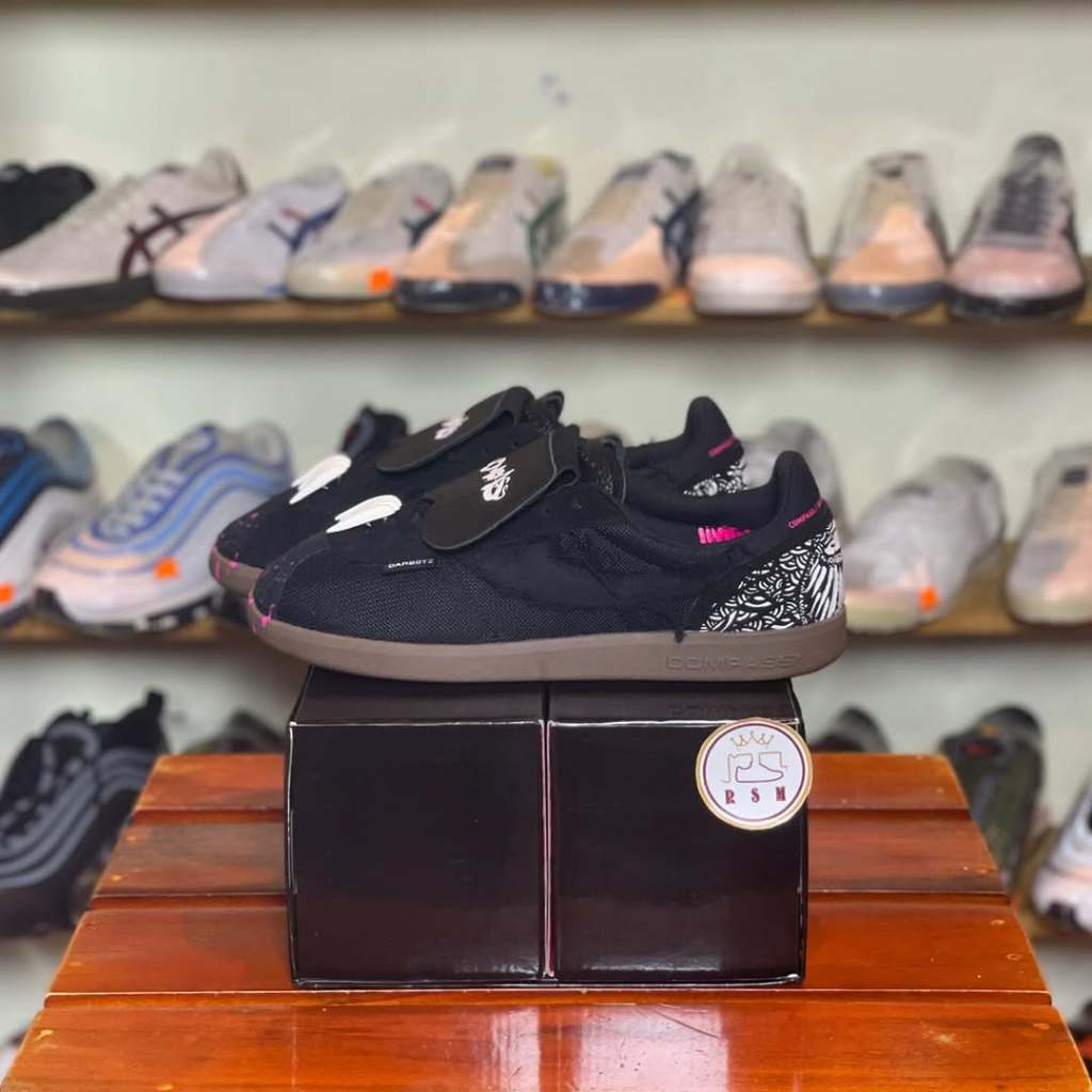 Jual Sepatu Compass Tribune Darbotz Black White "Dare To Win" | Shopee ...